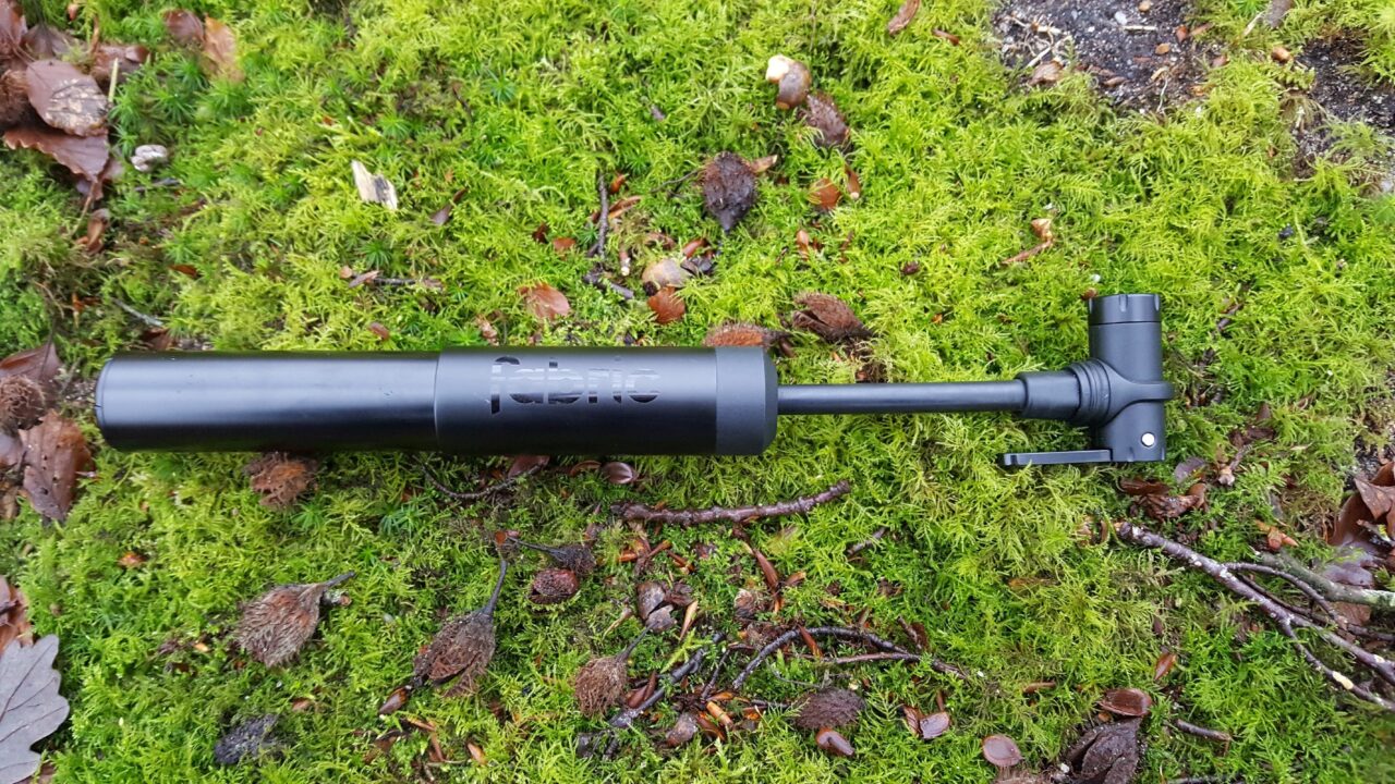 Test: Fabric Millibar MTB pumpe, AM lock-on greb og Chamber multitool
